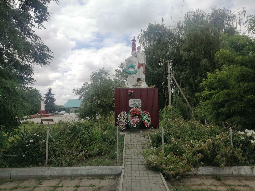 Anıt, heykel Братская могила, Kurskaya oblastı, foto