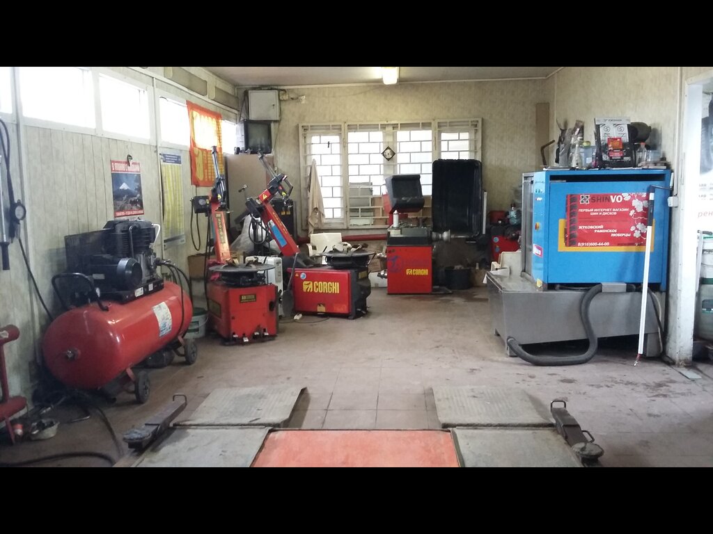 Jant ve lastikçiler Tire Fitting Tires Disks, Moskova ve Moskovskaya oblastı, foto