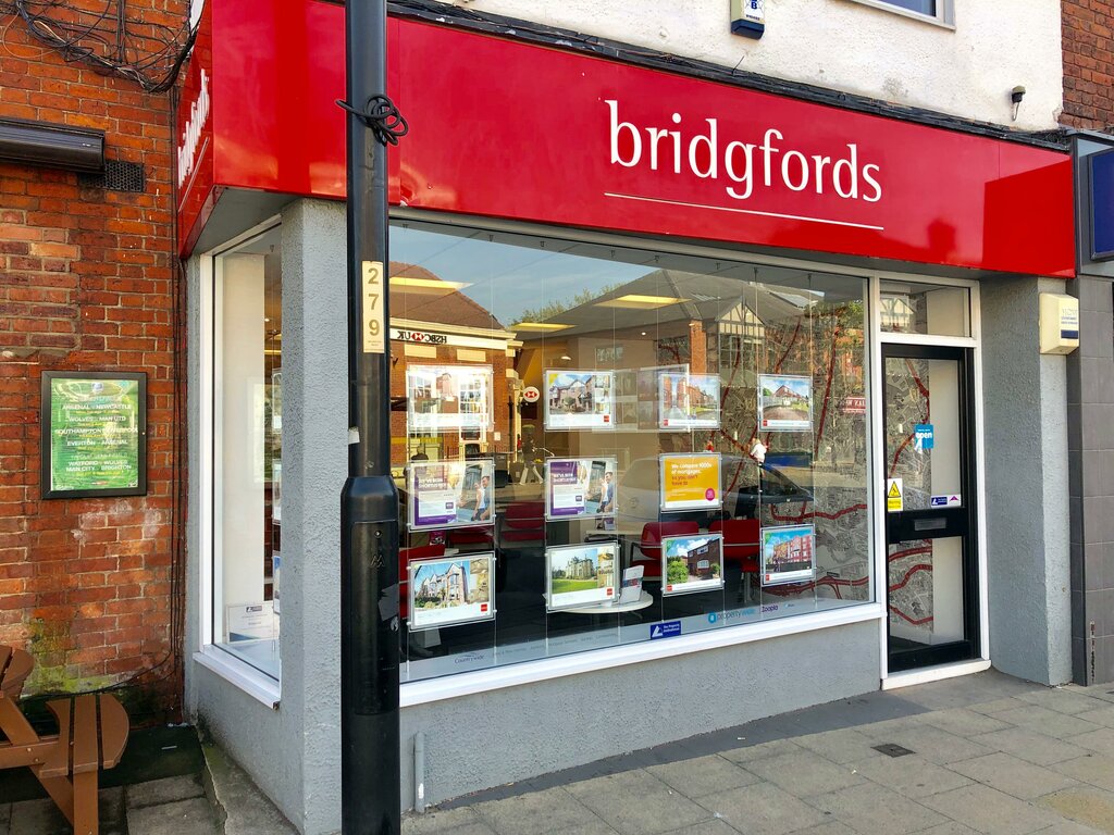 Arazi dizisi Bridgfords Sales and Letting Agents Didsbury, İngiltere, foto