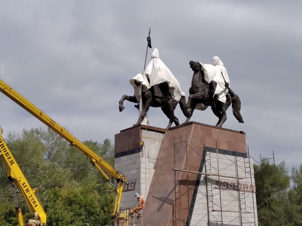 Anıt, heykel Makhambet and Isatay, Batı Kazakistan eyaleti, foto