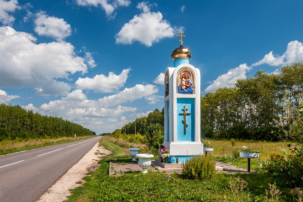 Şapel, haç anıtı Chapel Matrony Moskovskoy u Sukhanovo, Tulskaya oblastı, foto