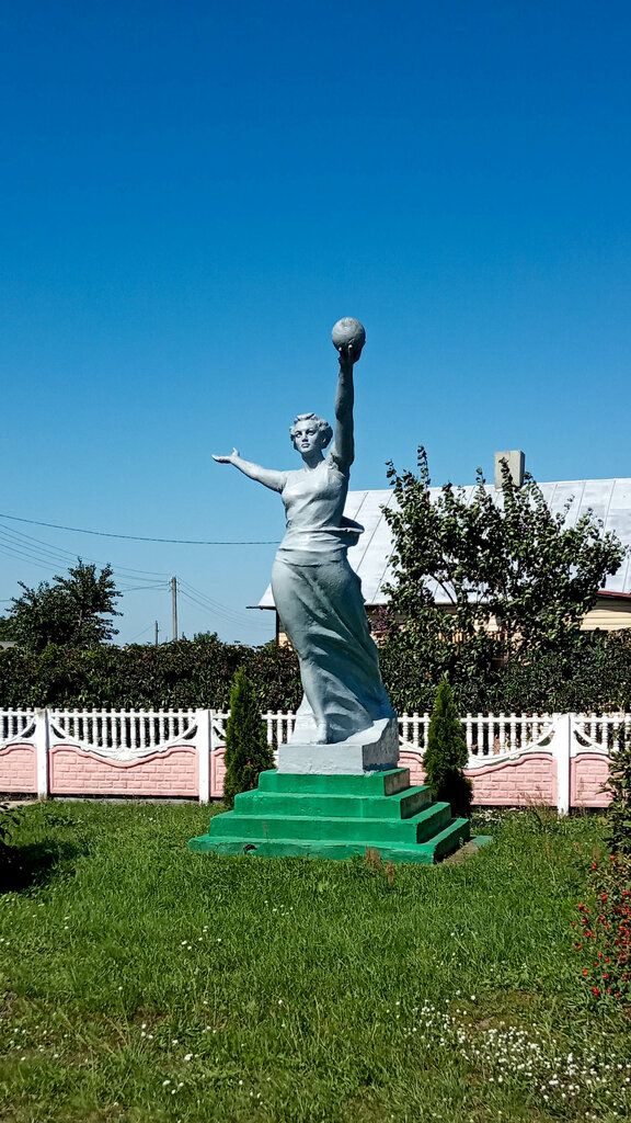 Park, sokak heykeli Женщина с шаром, Brestskaya oblastı, foto
