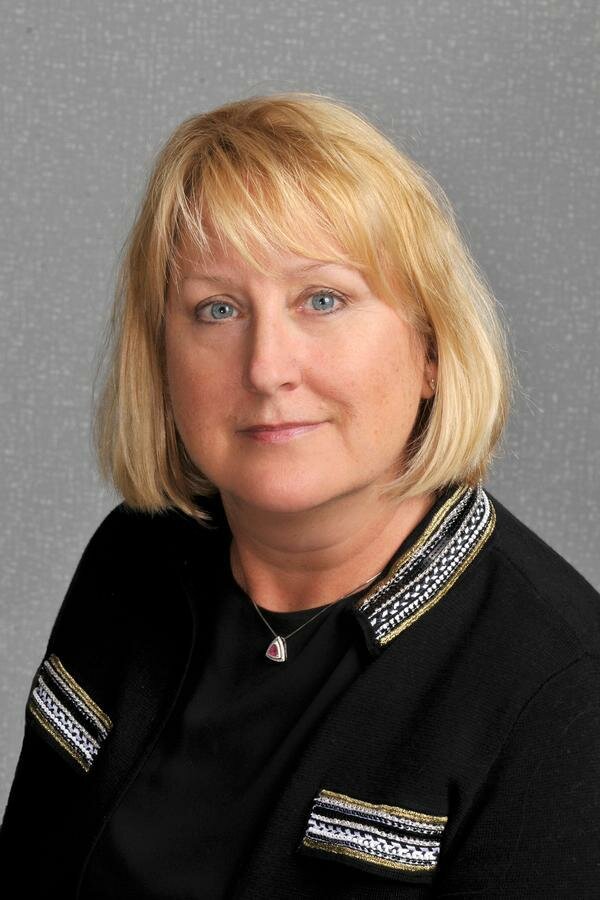 Yatırım fonu firmaları Edward Jones - Financial Advisor: Linda J Olson, Minnesota Eyaleti, foto