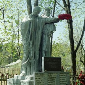 Братская могила советских воинов (Moscow Region, Solnechnogorsk Urban District, derevnya Obshchestvennik), anıt, heykel  Moskova ve Moskovskaya oblastından