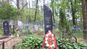 Братская могила советских воинов (Kaluga Region, Dzerzhinskiy rayon, selskoye poseleniye Starki, derevnya Staroye Utkino), anıt, heykel  Kalujskaya oblastından