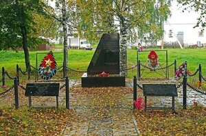 Экипажу бомбардировщика Пе-2 (Leningrad Region, Volkhovskiy rayon, Kiselninskoye selskoye poseleniye, derevnya Kiselnya), anıt, heykel  Saint‑Petersburg ve Leningradskaya oblastından