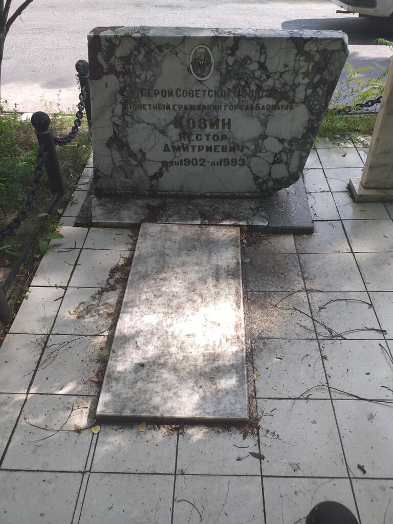 Ünlü kişilerin mezarları Герой Советского Союза Н.Д. Козин, Barnaul, foto