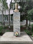 Здесь учился Герой Советского Союза Воловодов Борис Наумович командир эскадрильи 47 штурмового полка ВВС Черноморского флота (ulitsa Trunova No:71), anıt, heykel  Stavropol'dan