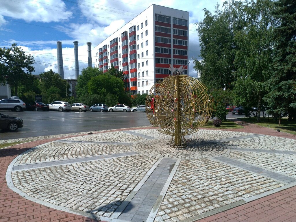 Park, sokak heykeli The Tree of Love, Ufa, foto