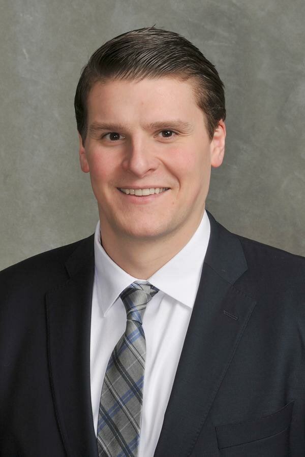 Yatırım fonu firmaları Edward Jones - Financial Advisor: Alex George, Cepa®, Michigan Eyaleti, foto