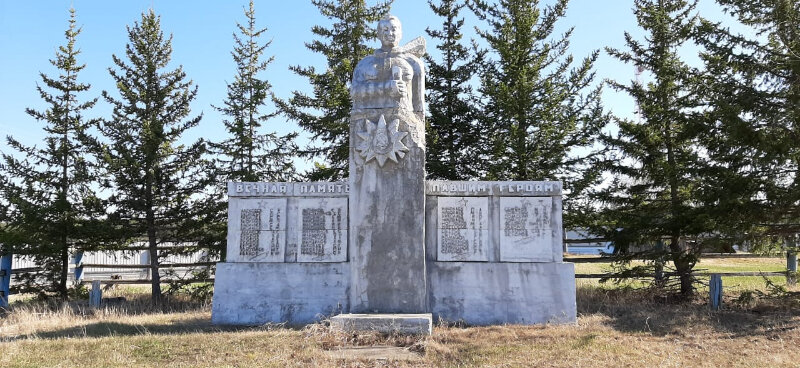 Anıt, heykel Слава павшим воинам-односельчанам, Saha Cumhuriyeti (Yakutistan), foto