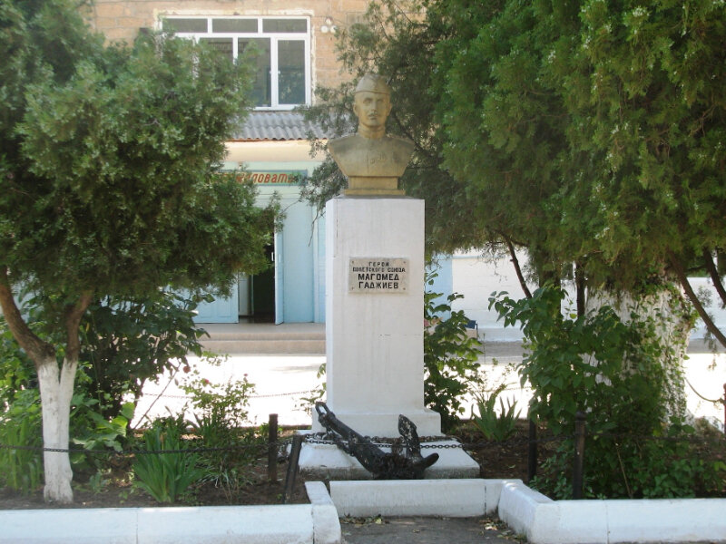 Anıt, heykel Бюст Герою Советского Союза Магомеда Имадутдиновича Гаджиева, Izberbash, foto