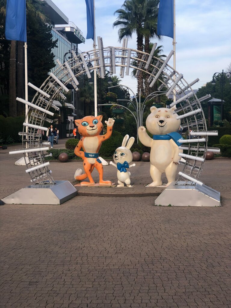 Park, sokak heykeli Олимпийские талисманы игр 2014, Soçi, foto