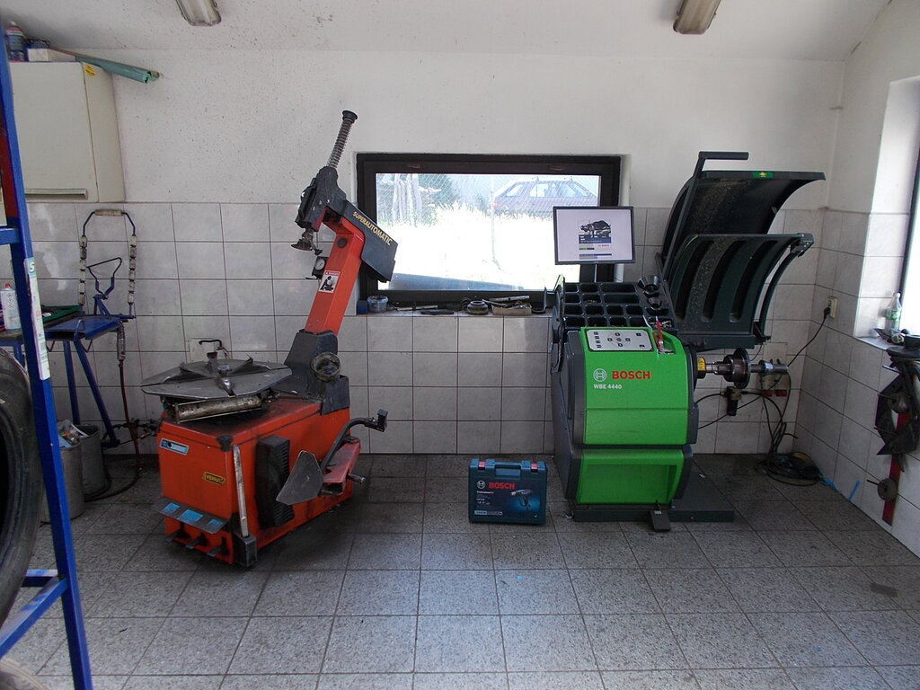 Jant ve lastikçiler Autocentrum Zámrsk, Pardubice Bölgesi, foto