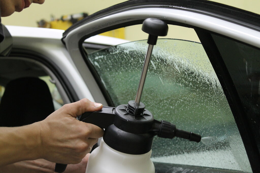 Araç camlarının renklendirilmesi KMVtonirovka, Pyatigorsk, foto