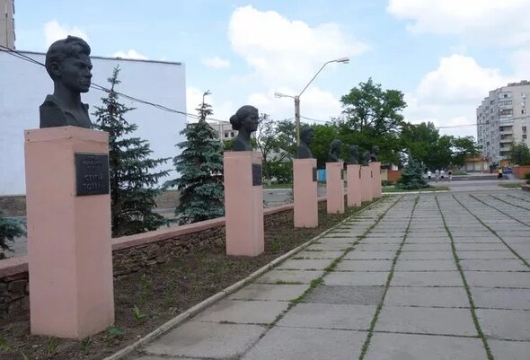 Anıt, heykel Молодогвардейцам, Krasnodon, foto