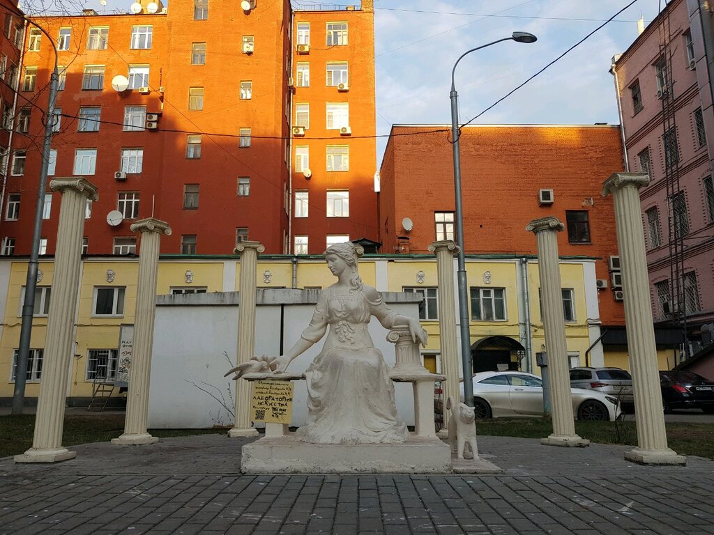 Park, sokak heykeli Девушка кормит голубей, Moskova, foto