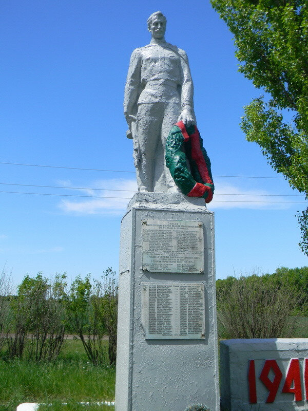 Anıt, heykel Братская могила воинов, Harkivska oblastı, foto