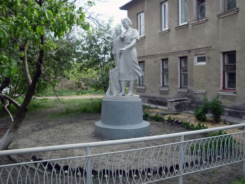 Anıt, heykel Мать и дитя, Slavyansk, foto