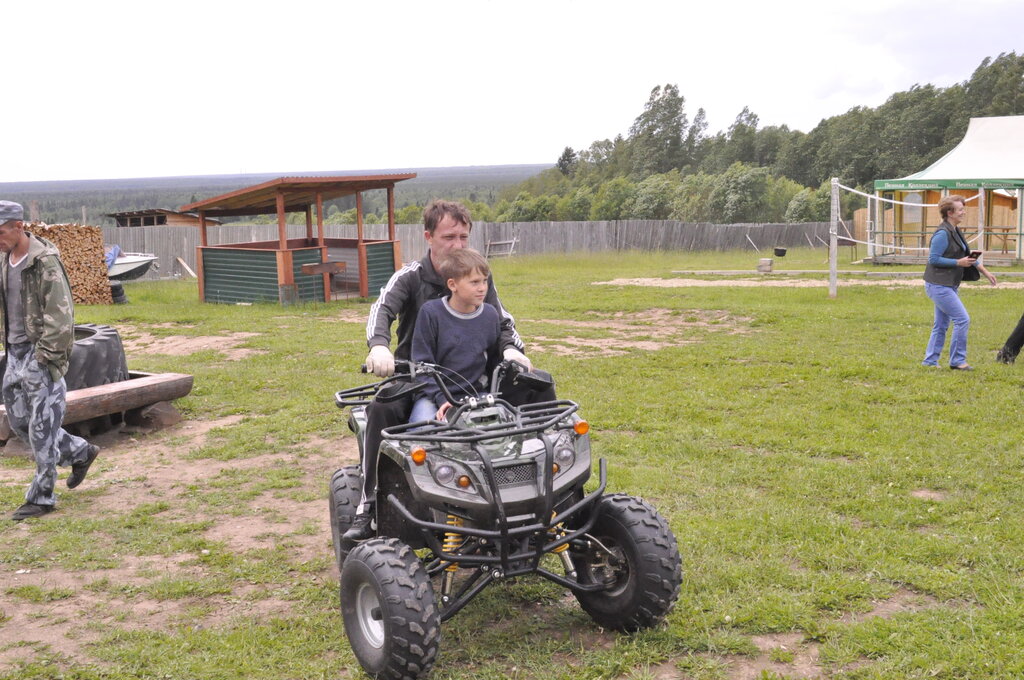 Hayvanat bahçeleri Ostrich farm Yakov Park, Kirovskaya oblastı, foto