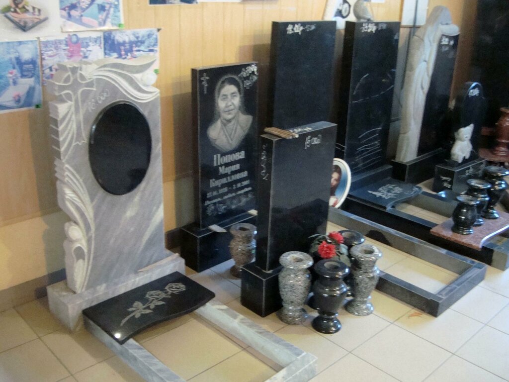 Heykel ve mezarlık taşı üreticileri Granitnaya masterskaya Monument, Lugansk, foto