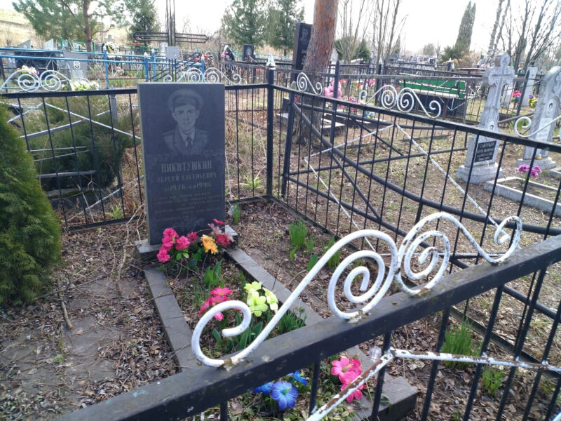 Ünlü kişilerin mezarları Рядовой С.Е. Никитушкин, Orel, foto