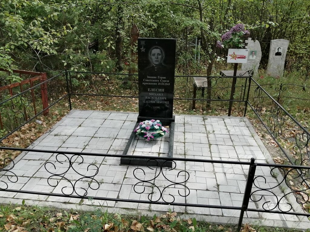 Ünlü kişilerin mezarları Герой Советского Союза М.В. Елесин, Barnaul, foto