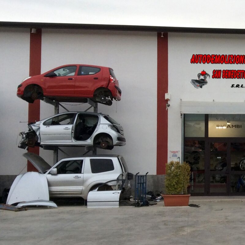 Oto aksesuarları Autodemolizioni San Benedetto, Sicilya, foto