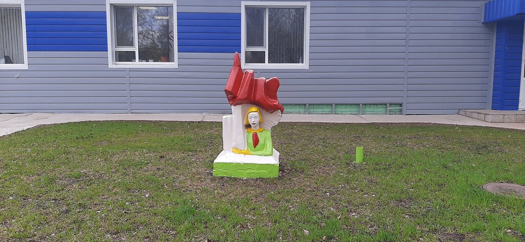 Park, sokak heykeli Пионер c красным знаменем, Ulyanovsk, foto