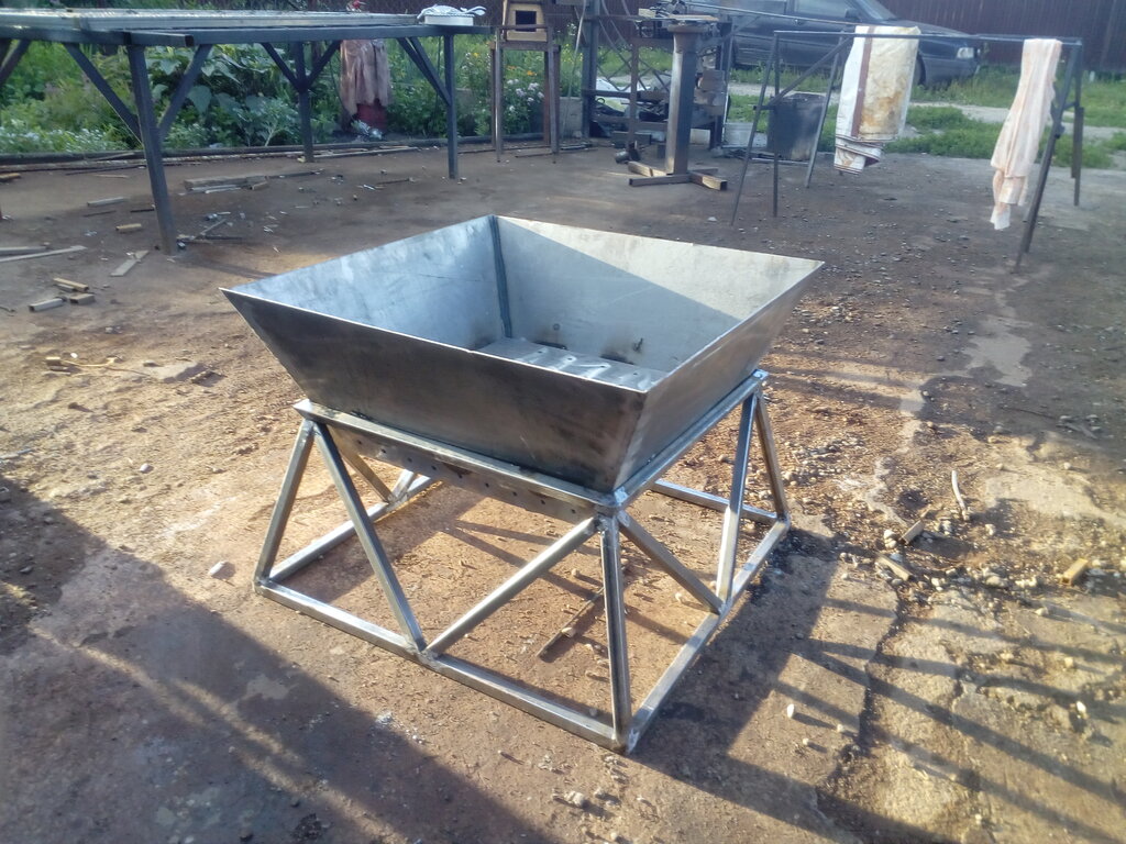 Merdiven ve korkuluklar Zharko mangal, Brianskaya oblastı, foto