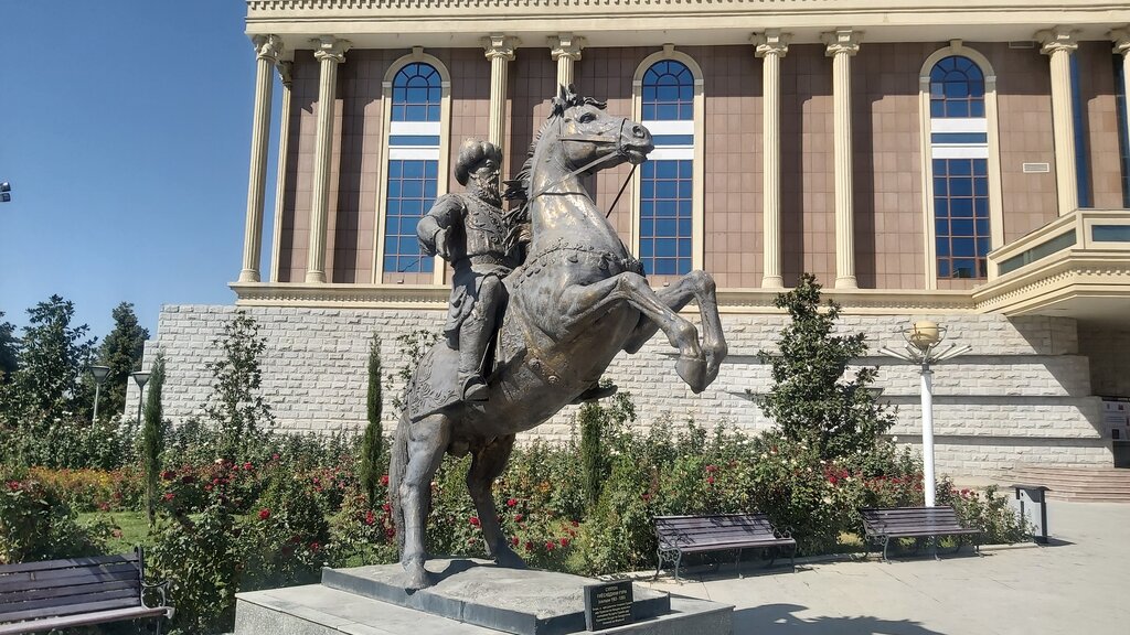 Anıt, heykel Sultan Kiyasettin Guri, Duşanbe, foto