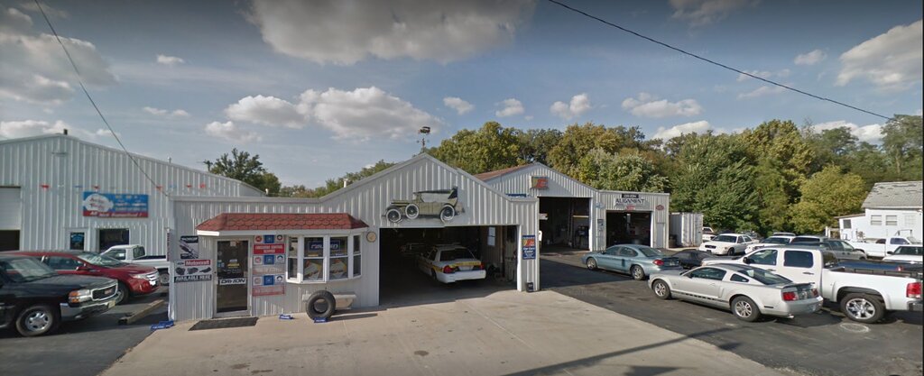 Oto kaporta Cherry Street Automotive Service & Sales, İllinois, foto