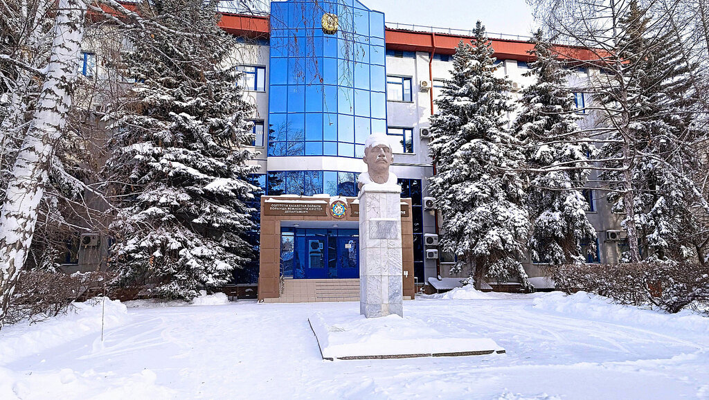 Anıt, heykel Bust of Karim Sutyushev, Petropavl (Petropavlovsk), foto