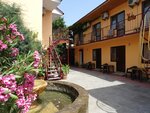 У Светланы (Морская улица No:18, село Малореченское), konuk evi  Kırım Cumhuriyeti'nden
