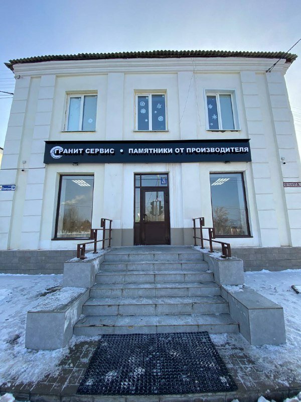 Heykel ve mezarlık taşı üreticileri Granite Service, Orsk, foto