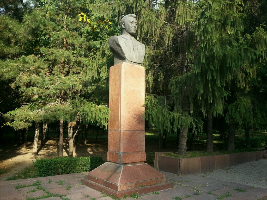 Park, sokak heykeli T. Ryskulov, Almatı, foto