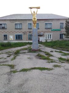 В честь 10-летия освоения целины (Novosibirsk Region, Ordynskiy rayon, posyolok Proletarskiy, ulitsa Fyodorova), anıt, heykel  Novosibirskaya oblastından