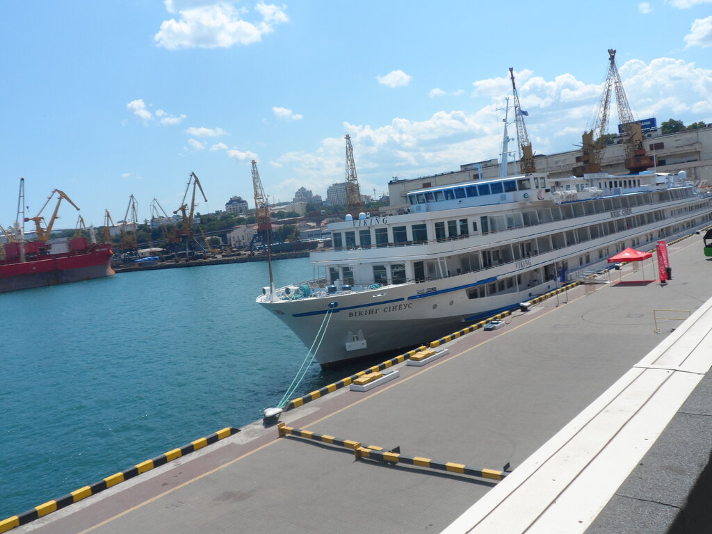 Deniz ve nehir iskeleleri Odessky morskoy vokzal Passazhirsky kompleks, Odesa, foto