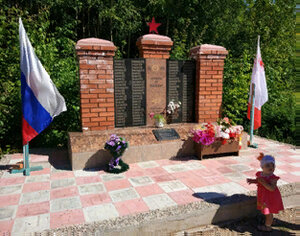Мемориальные плиты (Vologda Region, Cherepovetskiy munitsipalny okrug, Sudskoye selskoye poseleniye, posyolok Krivets, Tsentralnaya ulitsa), anıt, heykel  Vologodskaya oblastından