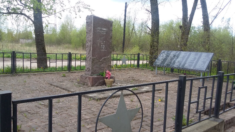 Anıt, heykel Братская могила советских граждан, расстрелянных гитлеровцами в 1942 г., Poçinok, foto