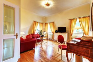 Schlosshotel Bad Neustadt (Bavaria, Rhön-Grabfeld, Schloßplatz, 5), otel  Bavyera'dan