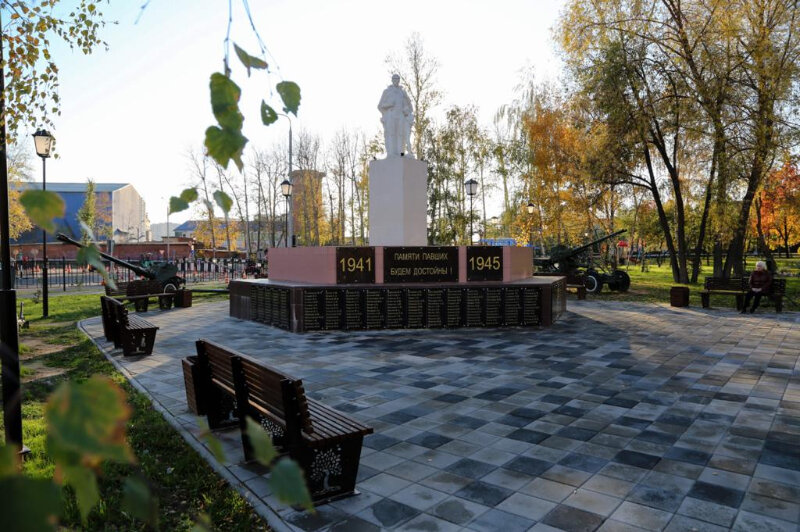 Anıt, heykel Погибшим воинам в Великой Отечественной войне, 1941-1945 гг., Şçerbinka, foto