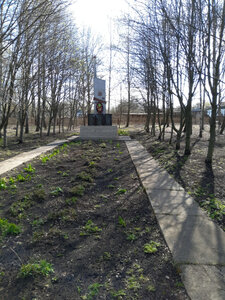 Братское захоронение (Oryol Region, Verkhovskiy rayon, Telyazhenskoye selskoye poseleniye, selo Troitskoye), anıt, heykel  Orlovskaya oblastından