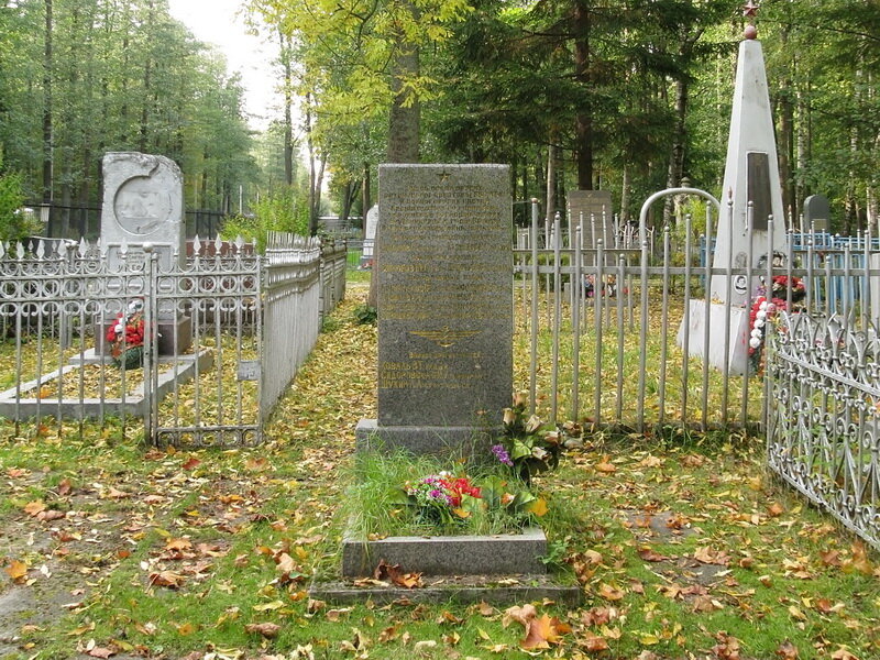 Anıt, heykel Братская могила авиаторов КБФ, Kronstadt, foto