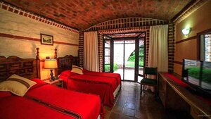 San Buenaventura de Atitlan (Calle de Finca San Buenaventura, Panajachel, Sololá 07010 ), otel  Panajachel'den