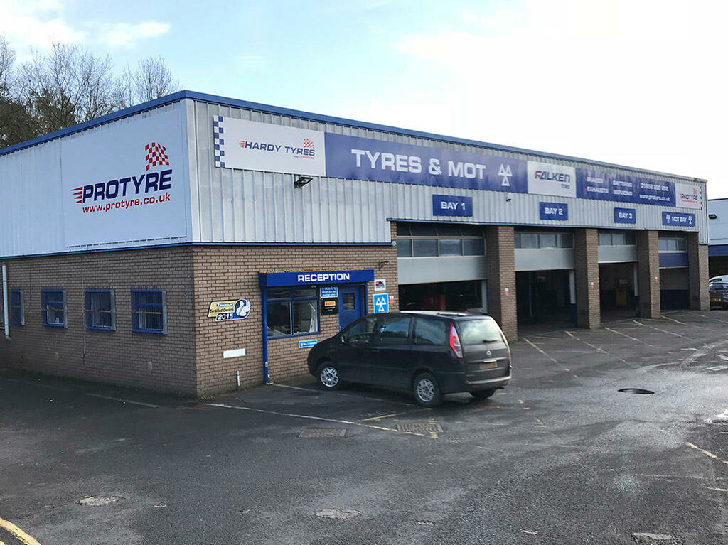 Otomobil ekspertizi Hardy Tyres - Team Protyre, İngiltere, foto