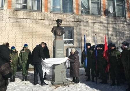Anıt, heykel Памятник-бюст Герою Советского Союза А.Н. Сидоровичу, Pskovskaya oblastı, foto