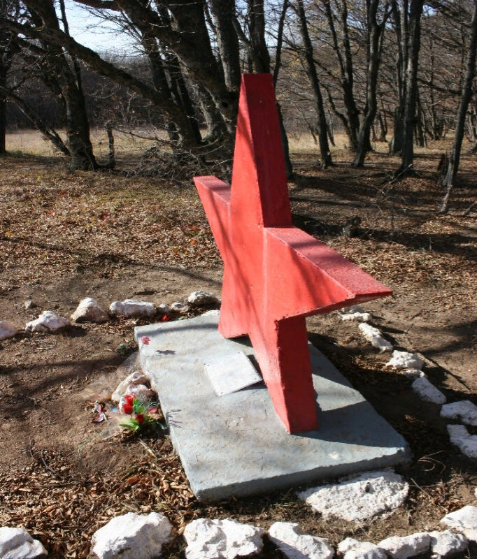 Anıt, heykel Памятный знак на месте базирования 18-го партизанского отряда, Kırım Cumhuriyeti, foto