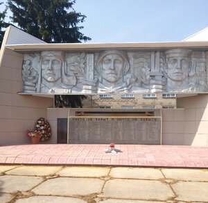 Мемориальный комплекс в память о воинах-односельчанах, погибших в годы Великой Отечественной войны (Kemerovo — Kuzbass Region, Chebulinskiy munitsipalny okrug, selo Usmanka), anıt, heykel