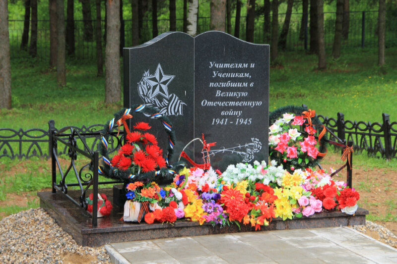 Anıt, heykel Обелиск славы, погибшим воинам в ВОВ, Poşehonye, foto